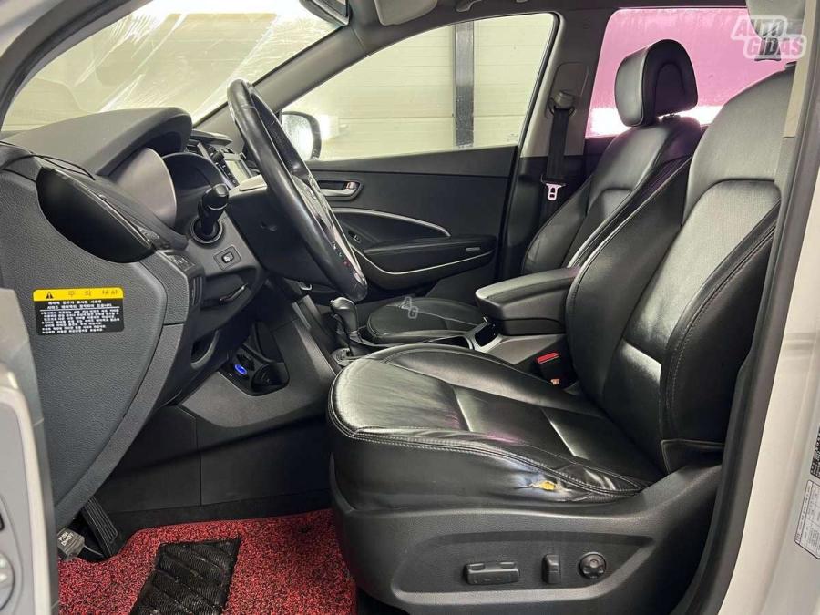 Grey Hyundai Santa Fe 2012 in Aukstieji Rusokai, with an engine capacity of 2.20 L and mileage of 225 thousand km for 9900 €, photo 16 on AUTOMOTO.COM.LV