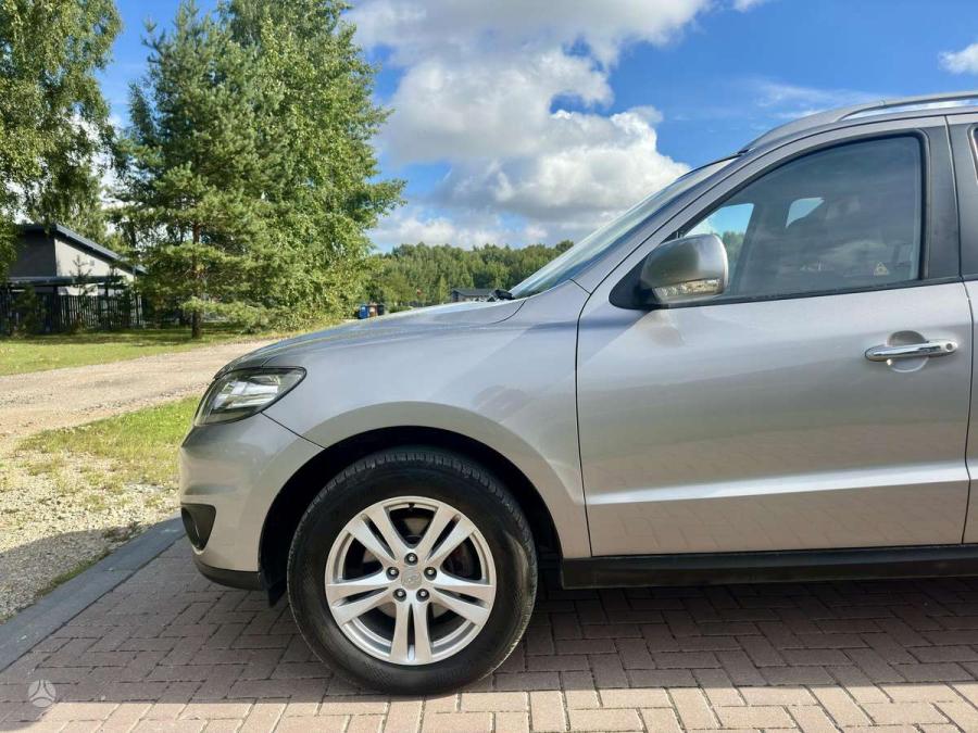 Pelēks Hyundai Santa Fe 2012 Šauļi, ar dzinēja tilpumu 2.00 L un nobraukumu 238 tūkst. km par 6350 €, foto 5 vietnē AUTOMOTO.COM.LV