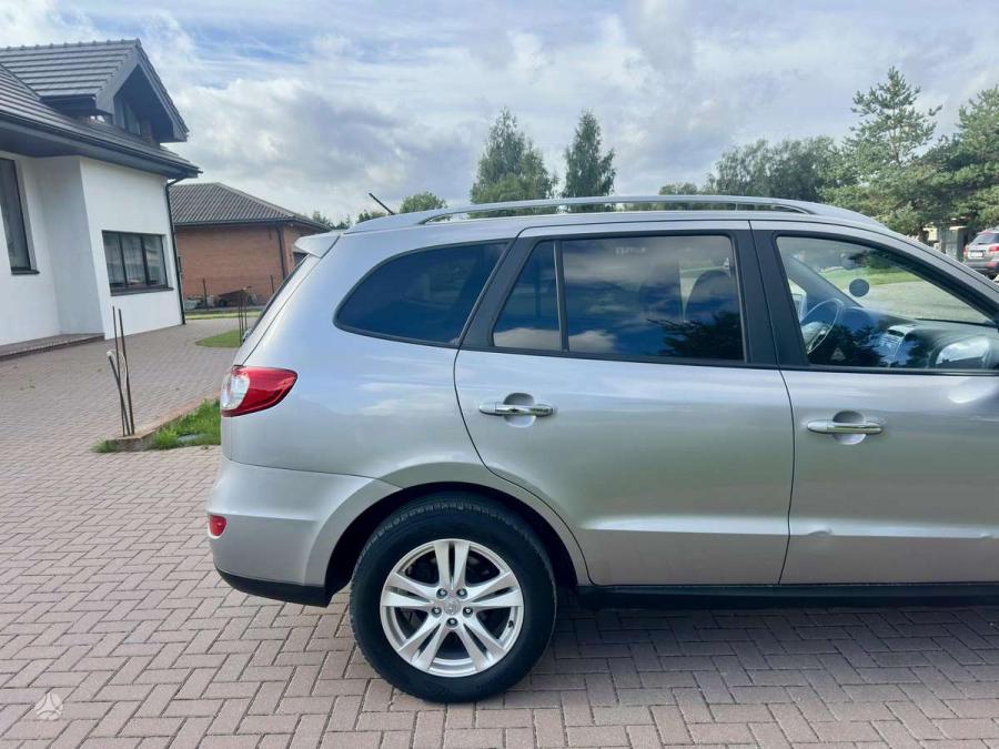 Pelēks Hyundai Santa Fe 2012 Šauļi, ar dzinēja tilpumu 2.00 L un nobraukumu 238 tūkst. km par 6350 €, foto 11 vietnē AUTOMOTO.COM.LV