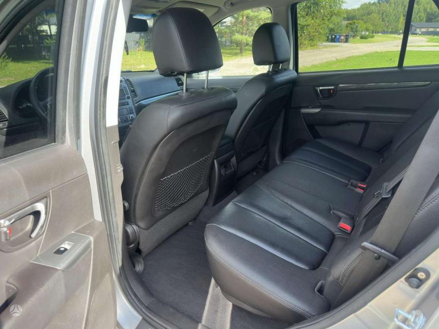 Pelēks Hyundai Santa Fe 2012 Šauļi, ar dzinēja tilpumu 2.00 L un nobraukumu 238 tūkst. km par 6350 €, foto 21 vietnē AUTOMOTO.COM.LV