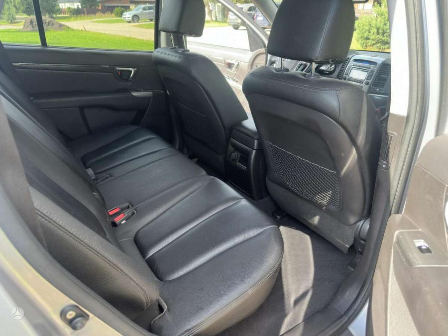 Pelēks Hyundai Santa Fe 2012 Šauļi, ar dzinēja tilpumu 2.00 L un nobraukumu 238 tūkst. km par 6350 €, foto 23 vietnē AUTOMOTO.COM.LV