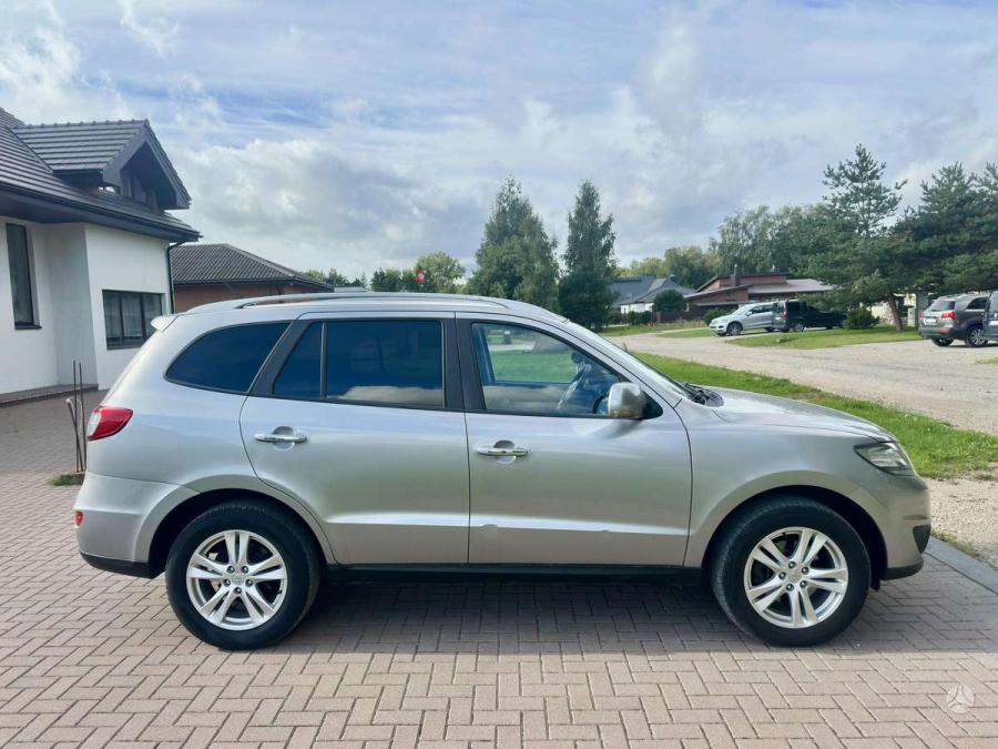 Grey Hyundai Santa Fe 2012 in Siauliai, with an engine capacity of 2.00 L and mileage of 238 thousand km for 6100 €, photo 12 on AUTOMOTO.COM.LV