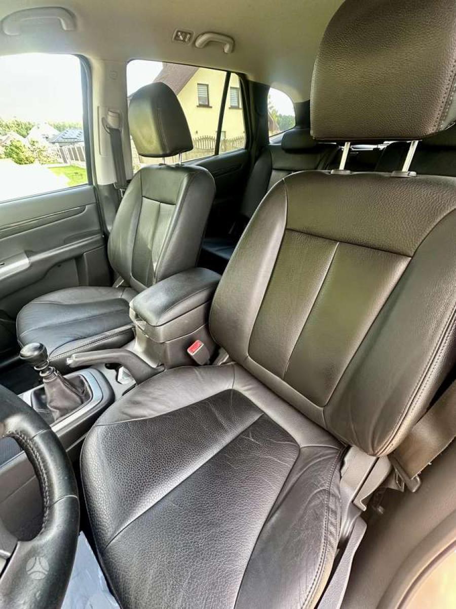 Grey Hyundai Santa Fe 2012 in Siauliai, with an engine capacity of 2.00 L and mileage of 238 thousand km for 6100 €, photo 16 on AUTOMOTO.COM.LV
