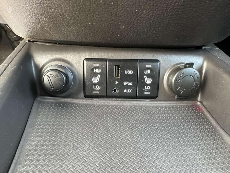 Grey Hyundai Santa Fe 2012 in Siauliai, with an engine capacity of 2.00 L and mileage of 238 thousand km for 6100 €, photo 19 on AUTOMOTO.COM.LV