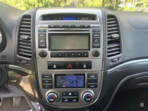 Grey Hyundai Santa Fe 2012 in Siauliai, with an engine capacity of 2.00 L and mileage of 238 thousand km for 6100 €, photo 20 on AUTOMOTO.COM.LV