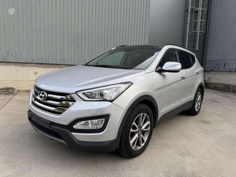 Grey Hyundai Santa Fe 2012 in Alytus, with an engine capacity of 2.20 L and mileage of 289 thousand km for 6650 €, photo 1 on AUTOMOTO.COM.LV