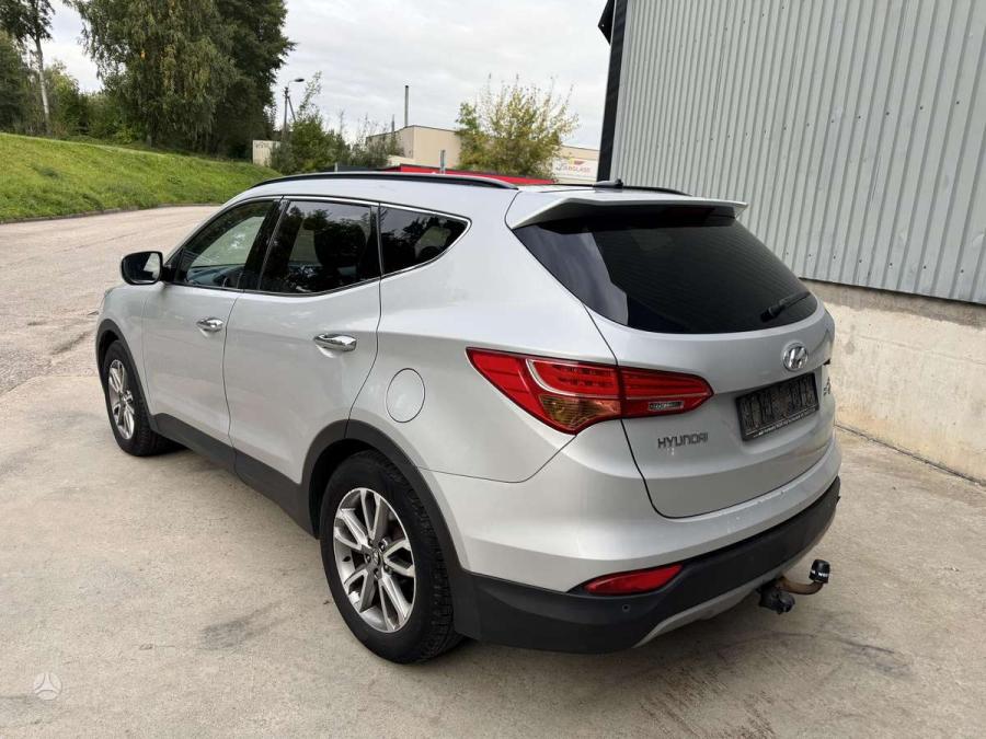 Grey Hyundai Santa Fe 2012 in Alytus, with an engine capacity of 2.20 L and mileage of 289 thousand km for 6650 €, photo 4 on AUTOMOTO.COM.LV