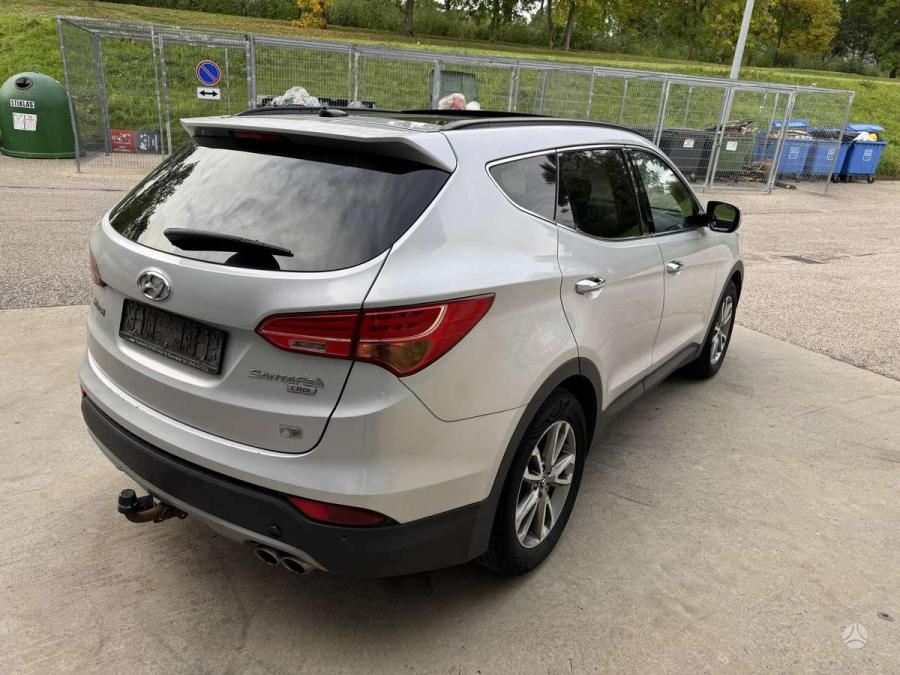 Grey Hyundai Santa Fe 2012 in Alytus, with an engine capacity of 2.20 L and mileage of 289 thousand km for 6650 €, photo 5 on AUTOMOTO.COM.LV