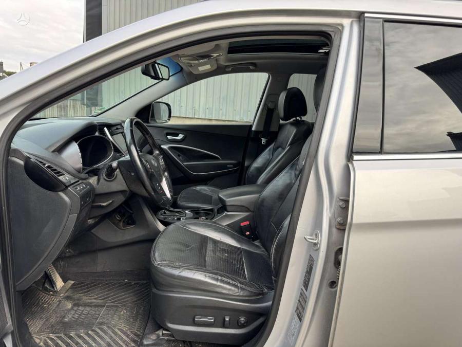 Grey Hyundai Santa Fe 2012 in Alytus, with an engine capacity of 2.20 L and mileage of 289 thousand km for 6650 €, photo 6 on AUTOMOTO.COM.LV