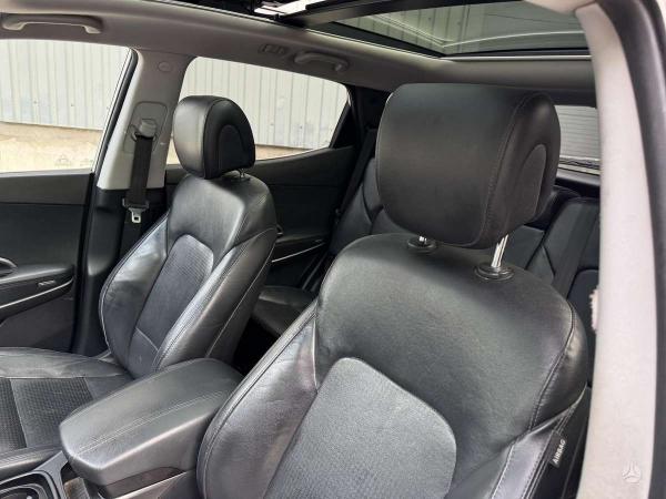Grey Hyundai Santa Fe 2012 in Alytus, with an engine capacity of 2.20 L and mileage of 289 thousand km for 6650 €, photo 8 on AUTOMOTO.COM.LV