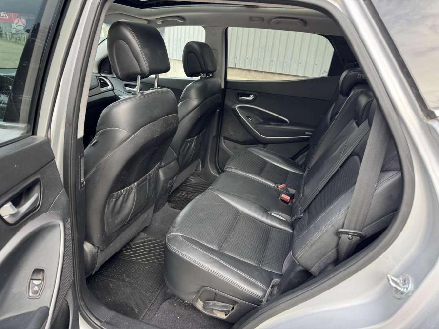 Grey Hyundai Santa Fe 2012 in Alytus, with an engine capacity of 2.20 L and mileage of 289 thousand km for 6650 €, photo 10 on AUTOMOTO.COM.LV