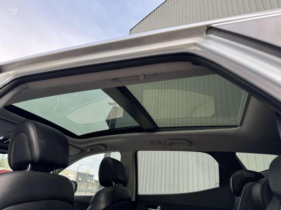 Grey Hyundai Santa Fe 2012 in Alytus, with an engine capacity of 2.20 L and mileage of 289 thousand km for 6650 €, photo 11 on AUTOMOTO.COM.LV