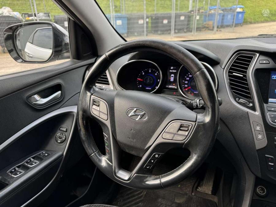 Grey Hyundai Santa Fe 2012 in Alytus, with an engine capacity of 2.20 L and mileage of 289 thousand km for 6650 €, photo 12 on AUTOMOTO.COM.LV