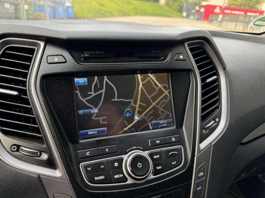 Grey Hyundai Santa Fe 2012 in Alytus, with an engine capacity of 2.20 L and mileage of 289 thousand km for 6650 €, photo 14 on AUTOMOTO.COM.LV