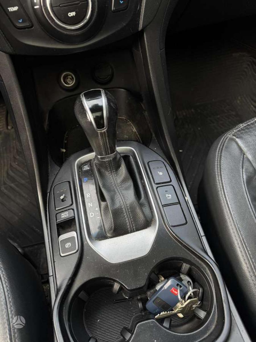 Grey Hyundai Santa Fe 2012 in Alytus, with an engine capacity of 2.20 L and mileage of 289 thousand km for 6650 €, photo 16 on AUTOMOTO.COM.LV