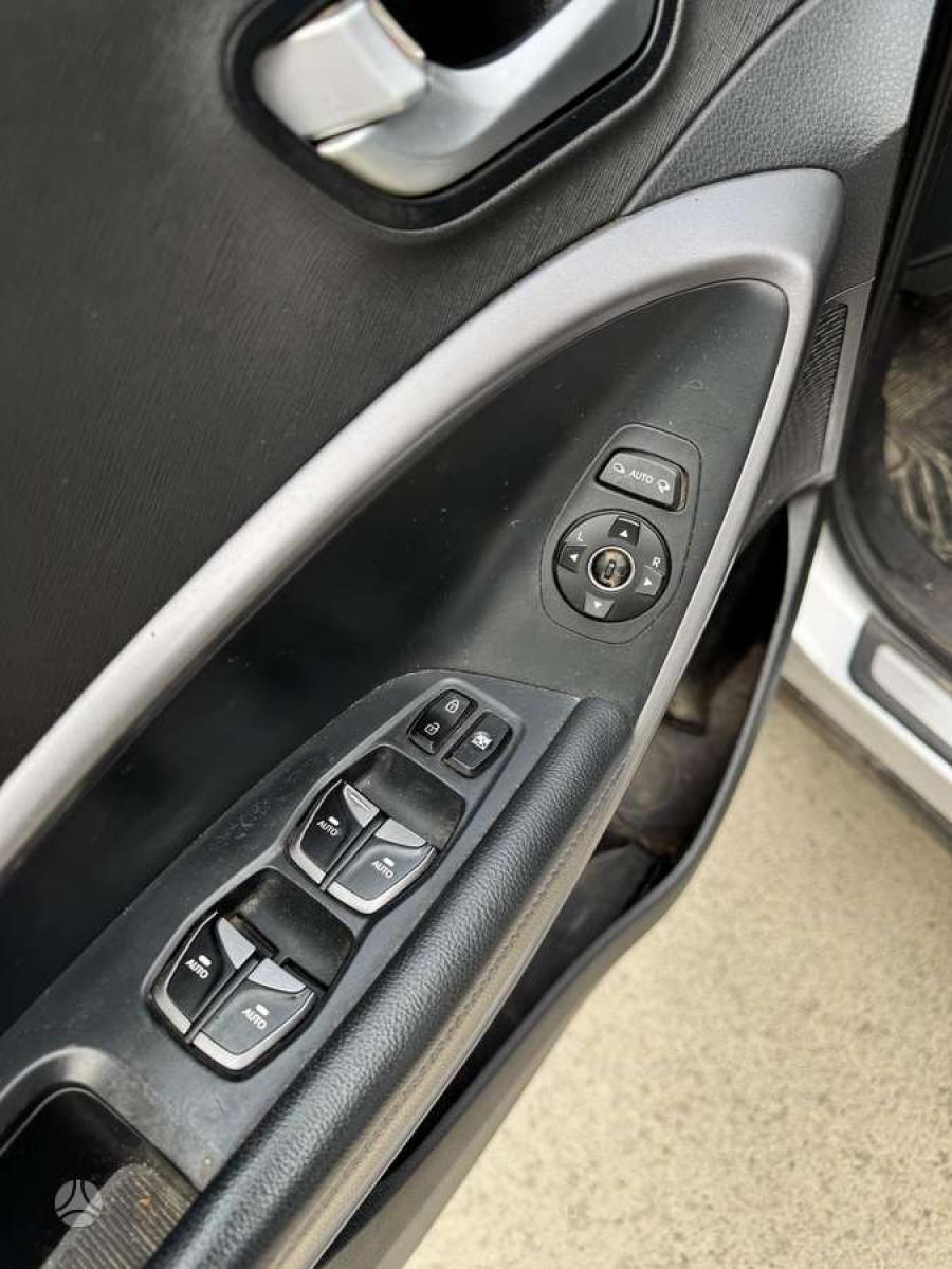 Grey Hyundai Santa Fe 2012 in Alytus, with an engine capacity of 2.20 L and mileage of 289 thousand km for 6650 €, photo 21 on AUTOMOTO.COM.LV