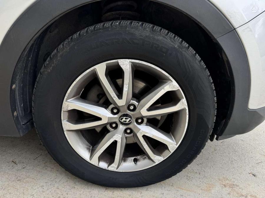 Grey Hyundai Santa Fe 2012 in Alytus, with an engine capacity of 2.20 L and mileage of 289 thousand km for 6650 €, photo 23 on AUTOMOTO.COM.LV