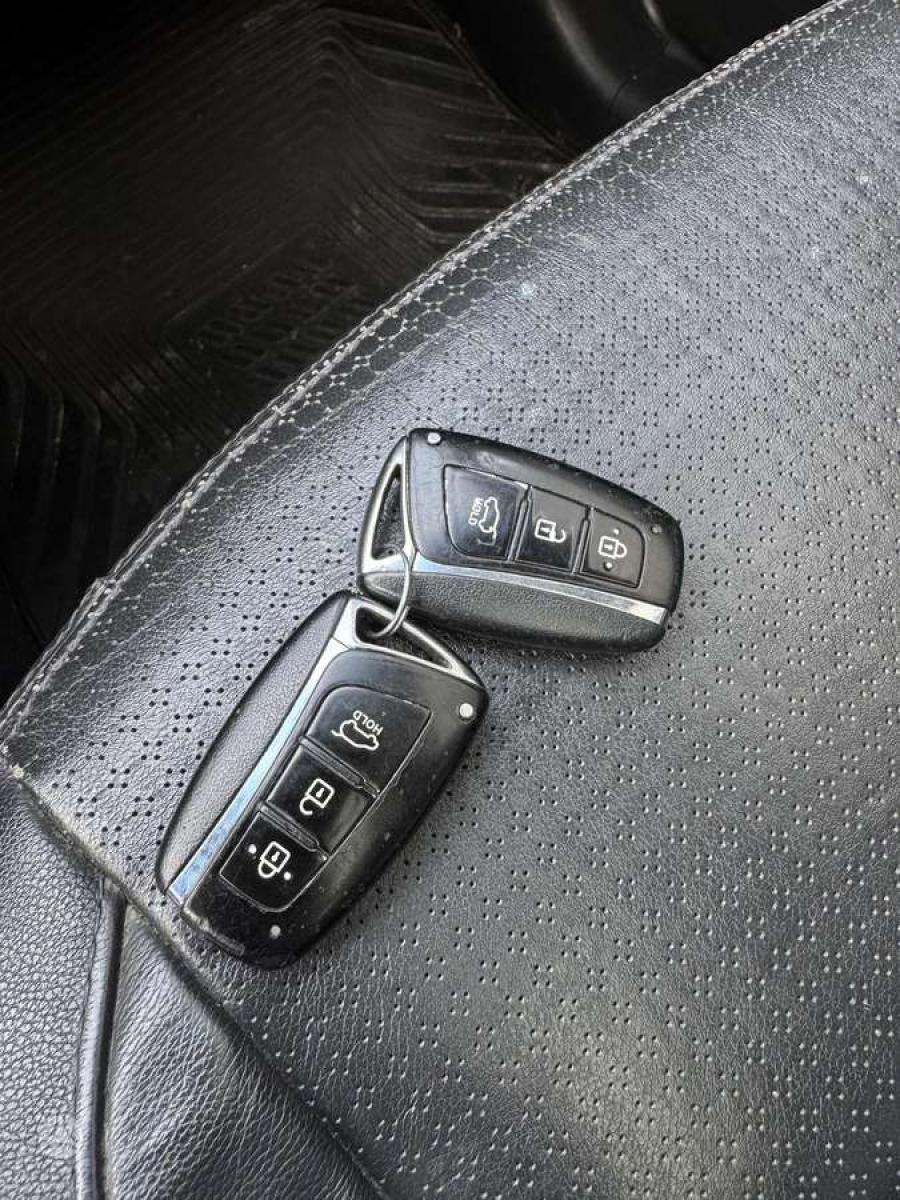 Grey Hyundai Santa Fe 2012 in Alytus, with an engine capacity of 2.20 L and mileage of 289 thousand km for 6650 €, photo 26 on AUTOMOTO.COM.LV