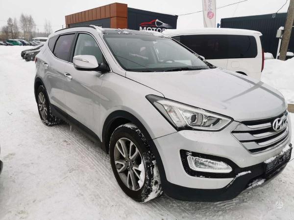 Grey Hyundai Santa Fe 2013 in Panevezys, with an engine capacity of 2.20 L and mileage of 225 thousand km for 10043 €, photo 1 on AUTOMOTO.COM.LV