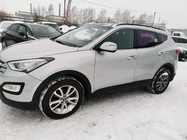 Grey Hyundai Santa Fe 2013 in Panevezys, with an engine capacity of 2.20 L and mileage of 225 thousand km for 10043 €, photo 2 on AUTOMOTO.COM.LV