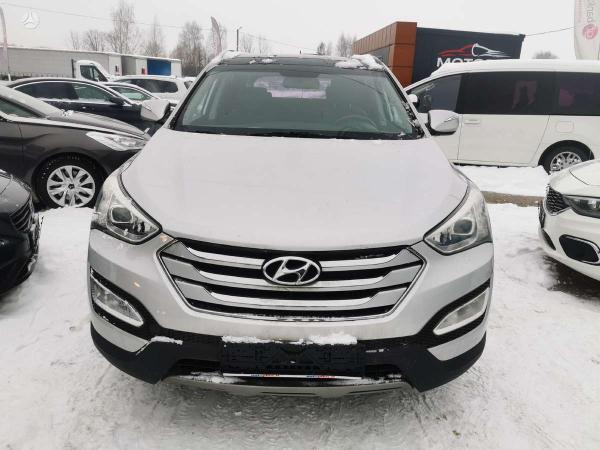 Grey Hyundai Santa Fe 2013 in Panevezys, with an engine capacity of 2.20 L and mileage of 225 thousand km for 10043 €, photo 3 on AUTOMOTO.COM.LV