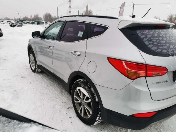 Grey Hyundai Santa Fe 2013 in Panevezys, with an engine capacity of 2.20 L and mileage of 225 thousand km for 10043 €, photo 5 on AUTOMOTO.COM.LV