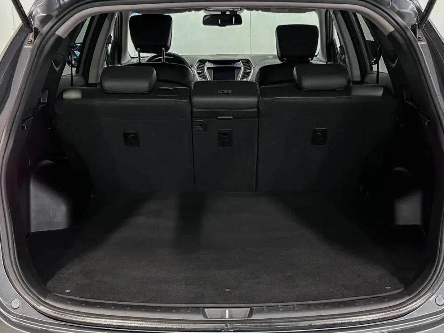 Grey Hyundai Santa Fe 2013 in Jurmala, with an engine capacity of 2.40 L and mileage of 198 thousand km for 11750 €, photo 33 on AUTOMOTO.COM.LV