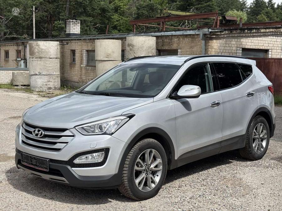 Grey Hyundai Santa Fe 2013 in Utena, with an engine capacity of 2.20 L and mileage of 196 thousand km for 7850 €, photo 1 on AUTOMOTO.COM.LV
