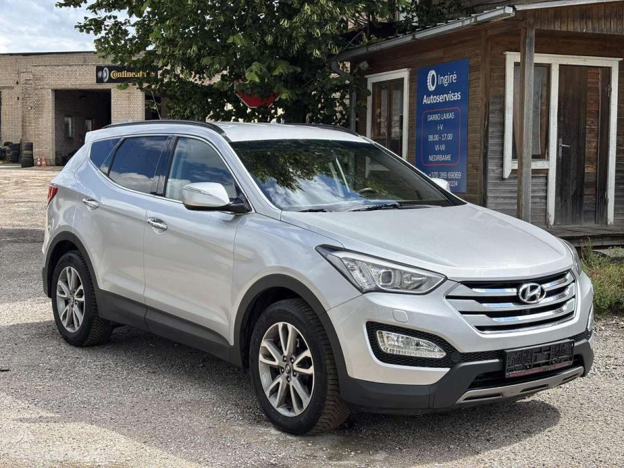 Grey Hyundai Santa Fe 2013 in Utena, with an engine capacity of 2.20 L and mileage of 196 thousand km for 7850 €, photo 4 on AUTOMOTO.COM.LV