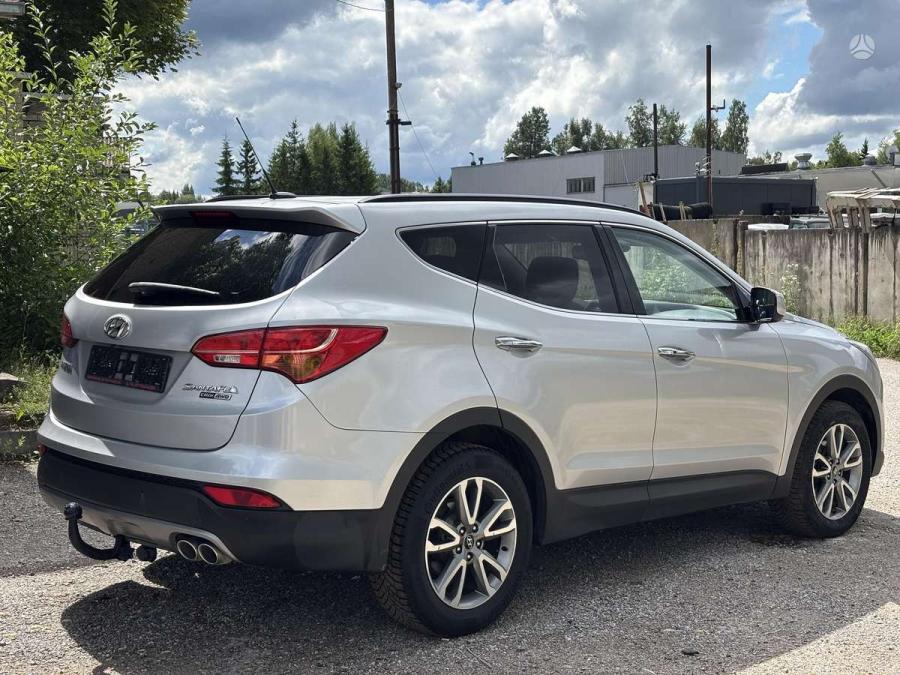 Grey Hyundai Santa Fe 2013 in Utena, with an engine capacity of 2.20 L and mileage of 196 thousand km for 7850 €, photo 6 on AUTOMOTO.COM.LV