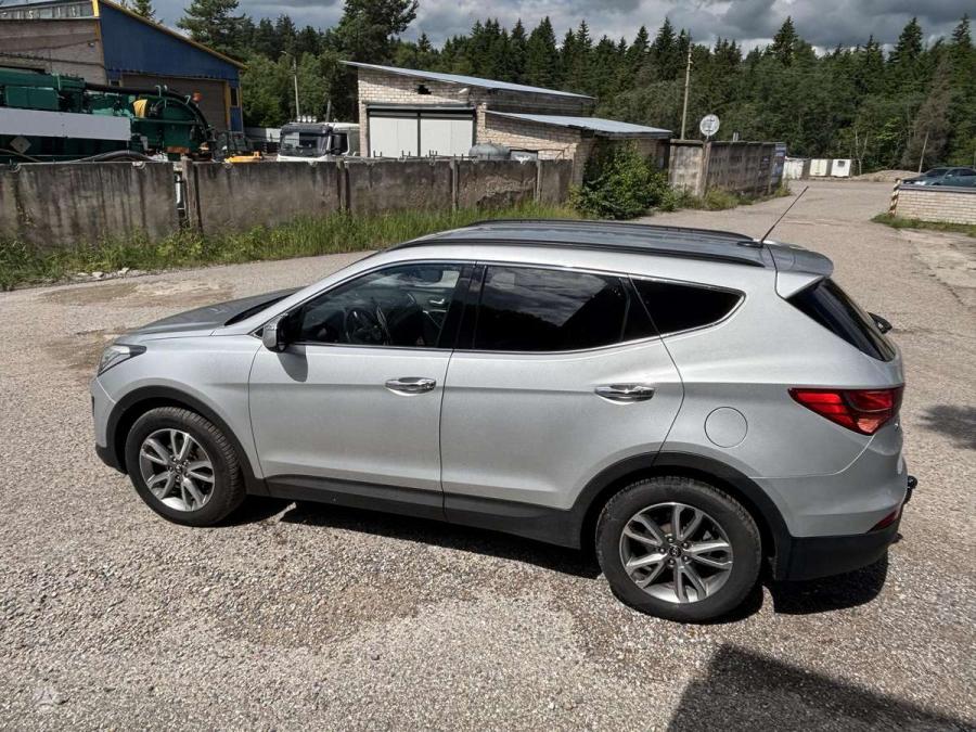 Grey Hyundai Santa Fe 2013 in Utena, with an engine capacity of 2.20 L and mileage of 196 thousand km for 7850 €, photo 9 on AUTOMOTO.COM.LV