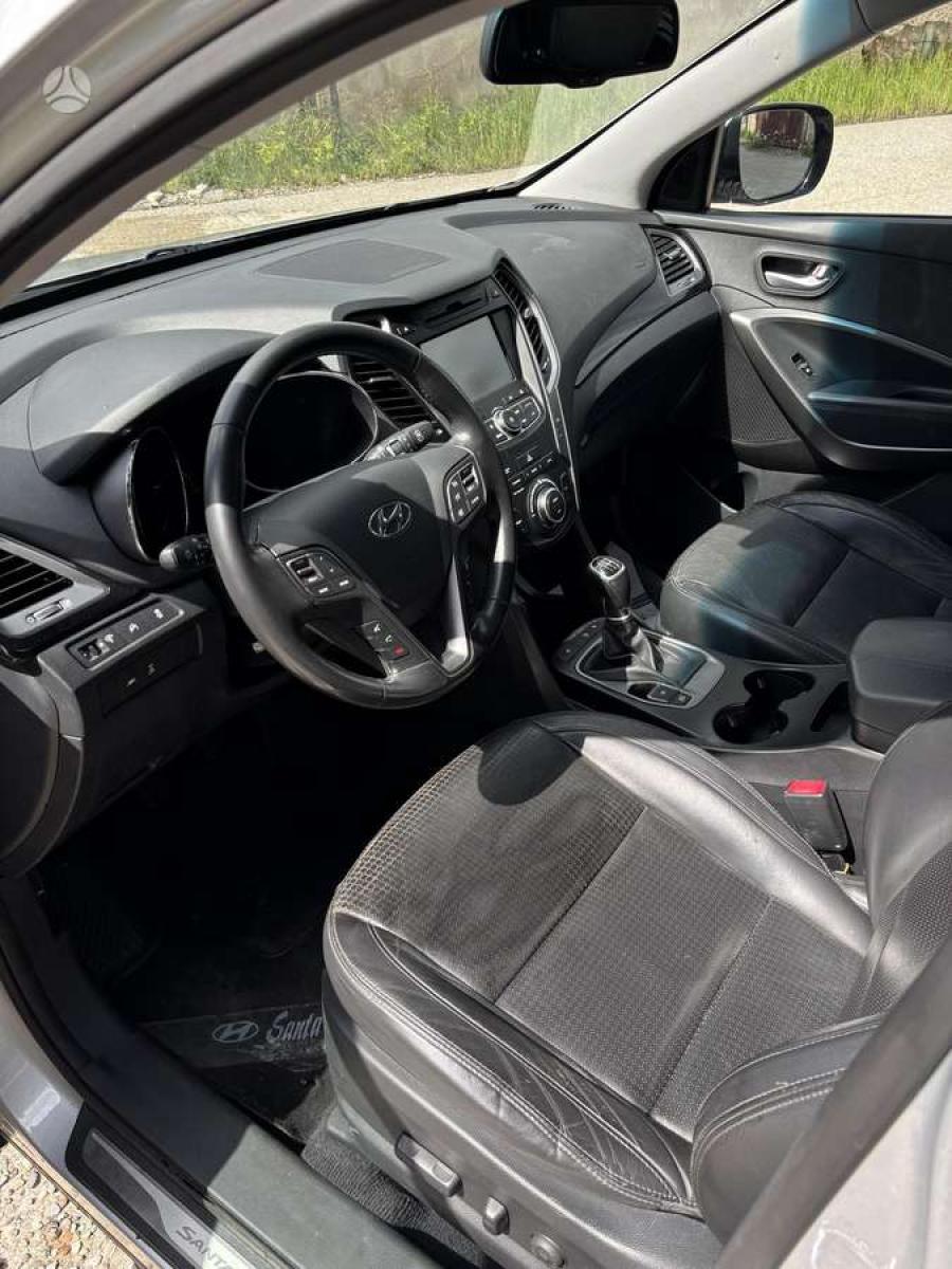 Grey Hyundai Santa Fe 2013 in Utena, with an engine capacity of 2.20 L and mileage of 196 thousand km for 7850 €, photo 10 on AUTOMOTO.COM.LV