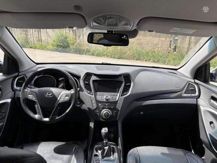 Grey Hyundai Santa Fe 2013 in Utena, with an engine capacity of 2.20 L and mileage of 196 thousand km for 7850 €, photo 11 on AUTOMOTO.COM.LV