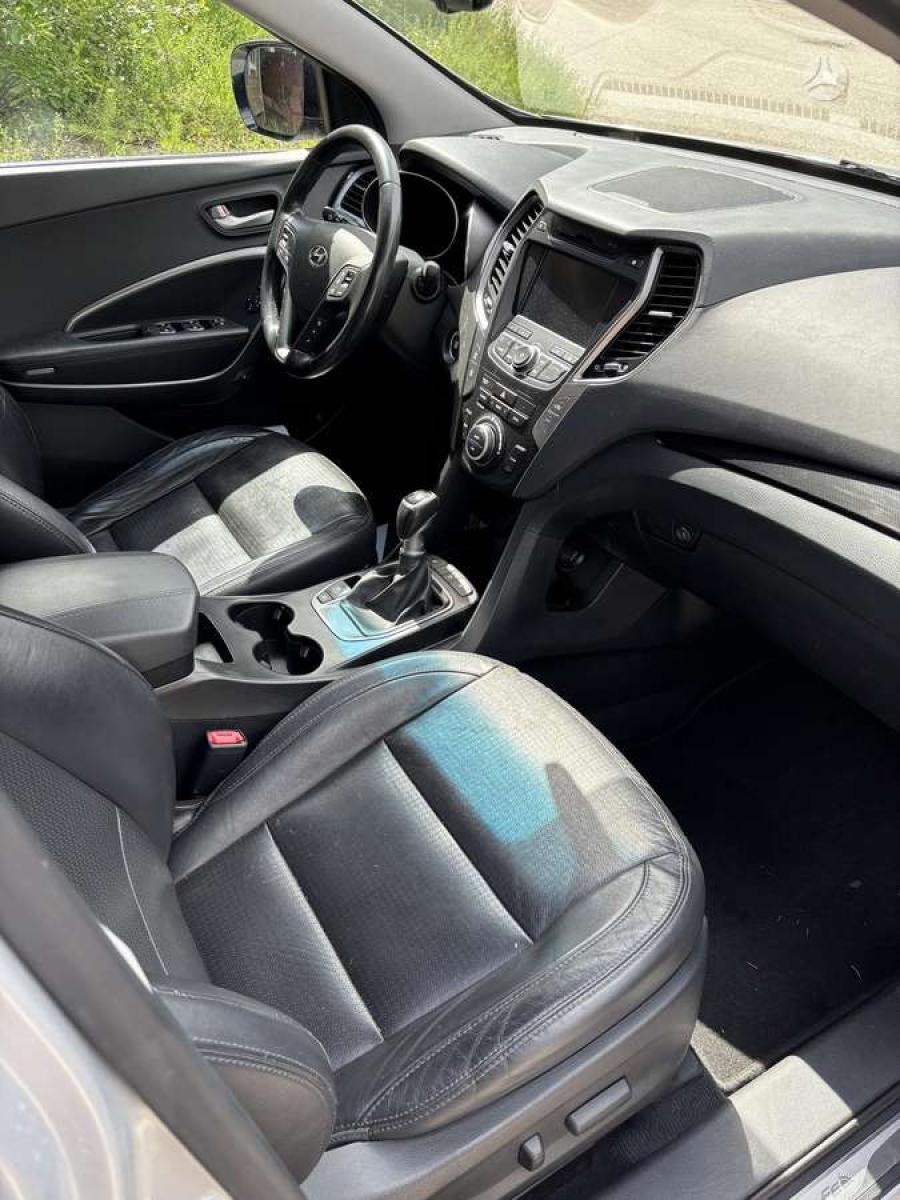 Grey Hyundai Santa Fe 2013 in Utena, with an engine capacity of 2.20 L and mileage of 196 thousand km for 7850 €, photo 12 on AUTOMOTO.COM.LV