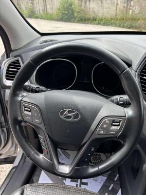 Grey Hyundai Santa Fe 2013 in Utena, with an engine capacity of 2.20 L and mileage of 196 thousand km for 7850 €, photo 13 on AUTOMOTO.COM.LV