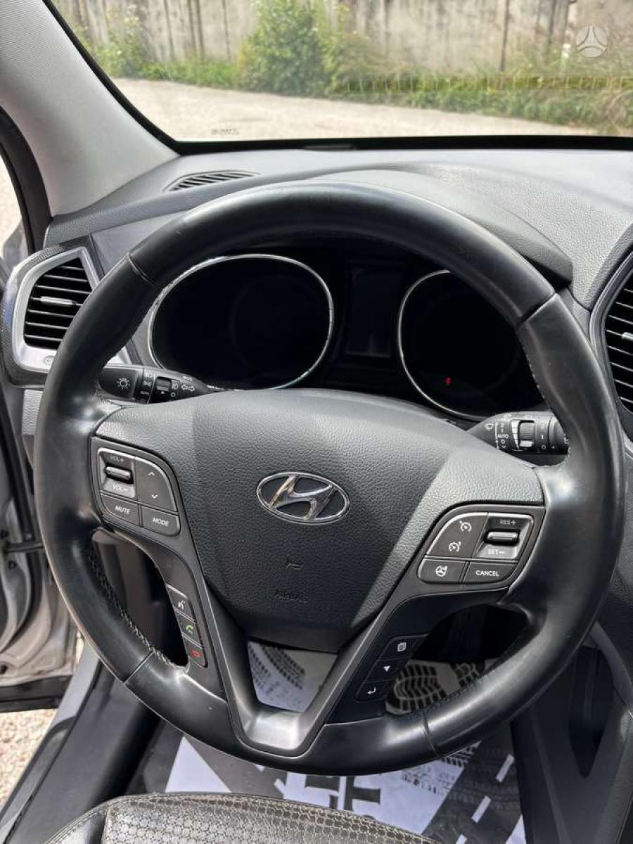 Grey Hyundai Santa Fe 2013 in Utena, with an engine capacity of 2.20 L and mileage of 196 thousand km for 7850 €, photo 13 on AUTOMOTO.COM.LV