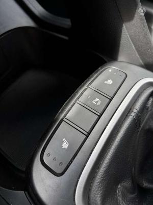Grey Hyundai Santa Fe 2013 in Utena, with an engine capacity of 2.20 L and mileage of 196 thousand km for 7850 €, photo 16 on AUTOMOTO.COM.LV