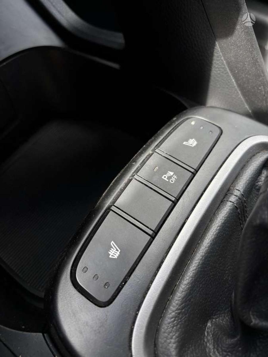 Grey Hyundai Santa Fe 2013 in Utena, with an engine capacity of 2.20 L and mileage of 196 thousand km for 7850 €, photo 16 on AUTOMOTO.COM.LV