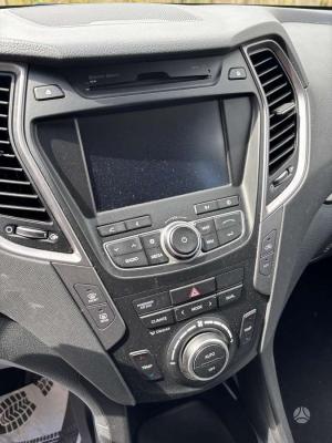 Grey Hyundai Santa Fe 2013 in Utena, with an engine capacity of 2.20 L and mileage of 196 thousand km for 7850 €, photo 17 on AUTOMOTO.COM.LV
