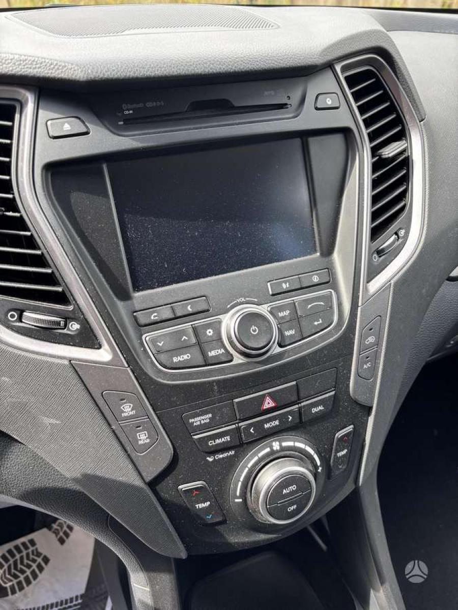 Grey Hyundai Santa Fe 2013 in Utena, with an engine capacity of 2.20 L and mileage of 196 thousand km for 7850 €, photo 17 on AUTOMOTO.COM.LV