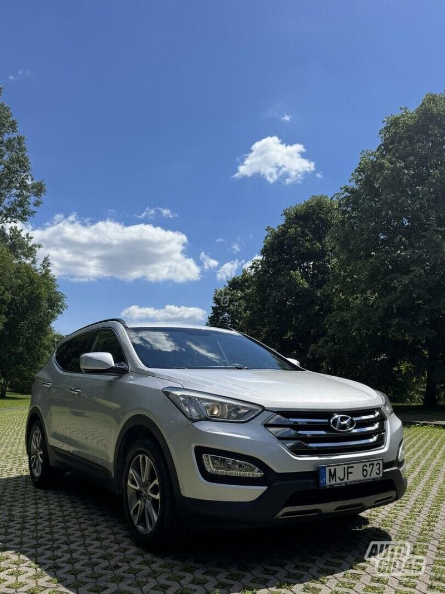 Grey Hyundai Santa Fe 2013 in Vilnius, with an engine capacity of 2.20 L and mileage of 281 thousand km for 8300 €, photo 3 on AUTOMOTO.COM.LV