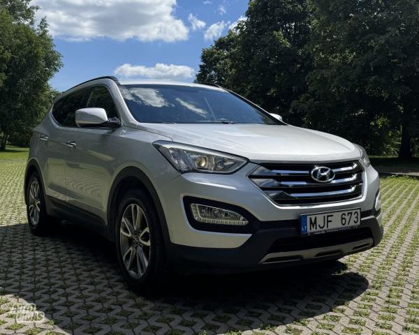 Grey Hyundai Santa Fe 2013 in Vilnius, with an engine capacity of 2.20 L and mileage of 281 thousand km for 8300 €, photo 2 on AUTOMOTO.COM.LV
