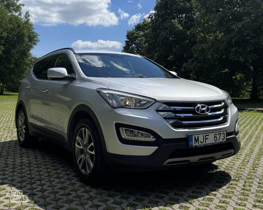 Grey Hyundai Santa Fe 2013 in Vilnius, with an engine capacity of 2.20 L and mileage of 281 thousand km for 8300 €, photo 3 on AUTOMOTO.COM.LV