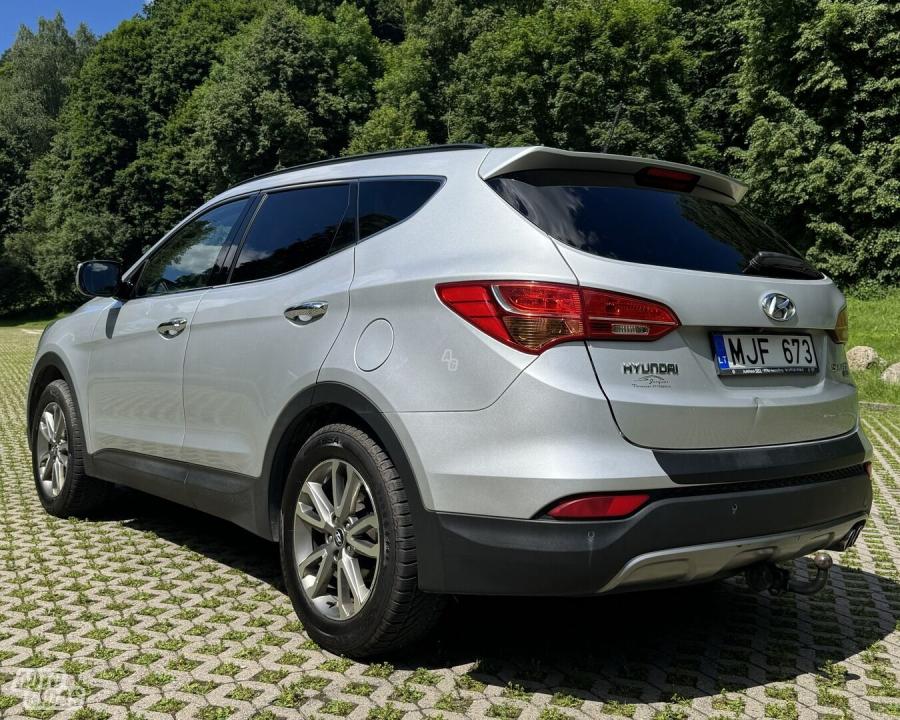 Grey Hyundai Santa Fe 2013 in Vilnius, with an engine capacity of 2.20 L and mileage of 281 thousand km for 8300 €, photo 5 on AUTOMOTO.COM.LV
