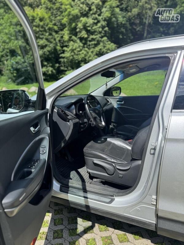 Grey Hyundai Santa Fe 2013 in Vilnius, with an engine capacity of 2.20 L and mileage of 281 thousand km for 8300 €, photo 8 on AUTOMOTO.COM.LV