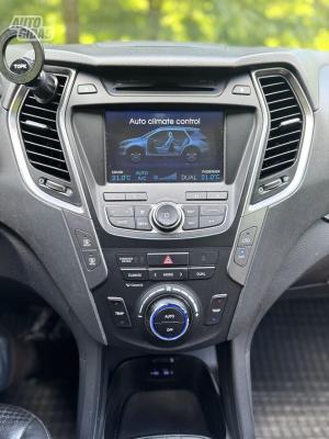 Grey Hyundai Santa Fe 2013 in Vilnius, with an engine capacity of 2.20 L and mileage of 281 thousand km for 8300 €, photo 13 on AUTOMOTO.COM.LV