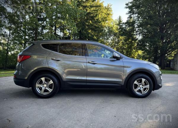 Grey Hyundai Santa Fe 2013 in Jurmala, with an engine capacity of 2.20 L and mileage of 168 thousand km for 9995 €, photo 6 on AUTOMOTO.COM.LV