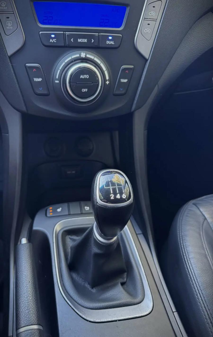 Pelēks Hyundai Santa Fe 2013 Jūrmala, ar dzinēja tilpumu 2.20 L un nobraukumu 168 tūkst. km par 9995 €, foto 30 vietnē AUTOMOTO.COM.LV