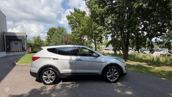 Grey Hyundai Santa Fe 2013 in Alytus, with an engine capacity of 2.19 L and mileage of 247 thousand km for 9750 €, photo 7 on AUTOMOTO.COM.LV