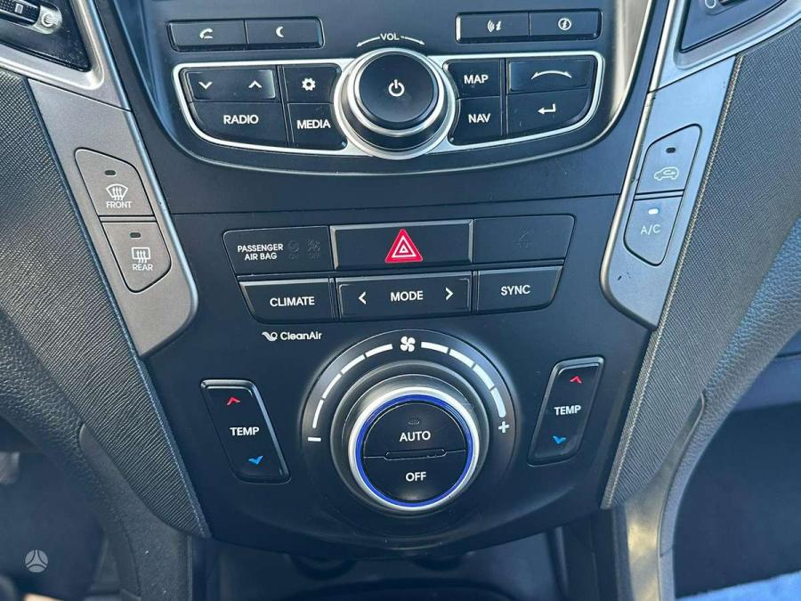 Pelēks Hyundai Santa Fe 2013 Utena, ar dzinēja tilpumu 2.20 L un nobraukumu 241 tūkst. km par 8850 €, foto 24 vietnē AUTOMOTO.COM.LV